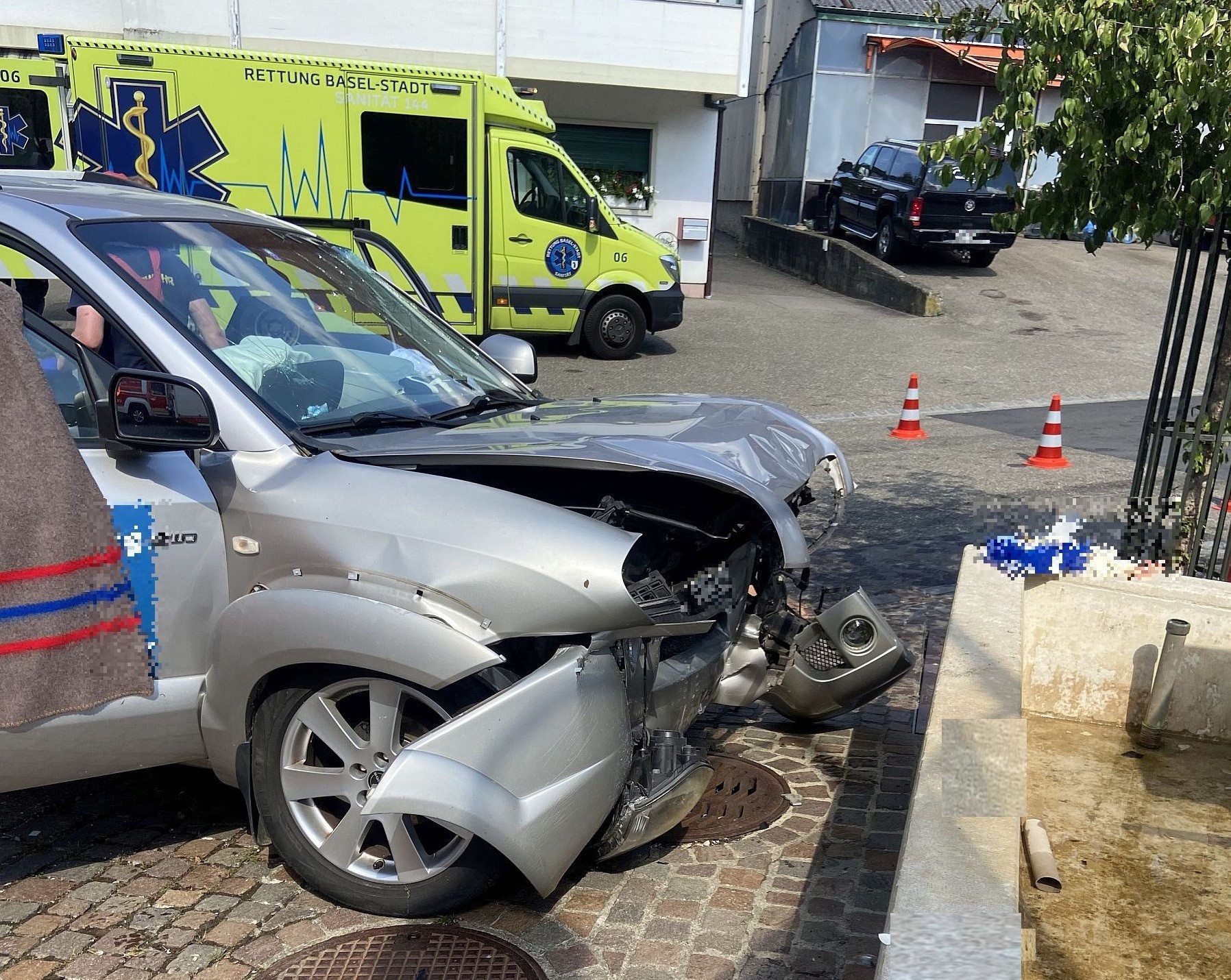 Schwerer Autounfall mit zwei Verletzten in Wahlen bei Laufen - Prime News