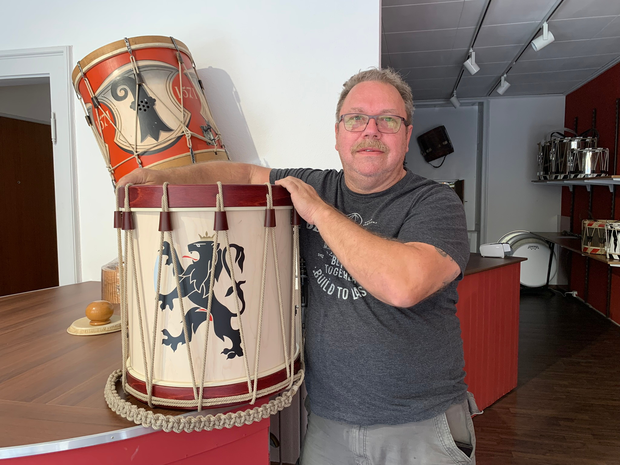 Nach 40 Jahren: Ein Basler Trommelbau-Virtuose tritt ab - Prime News
