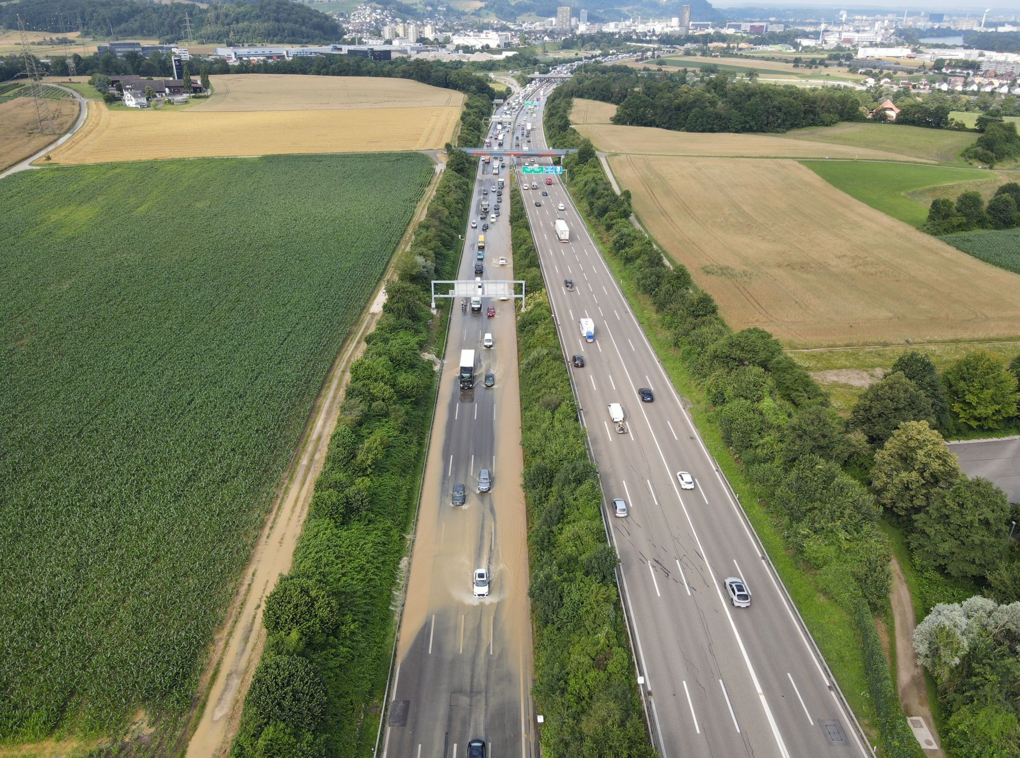 Bach bei Augst überflutet die Autobahn A2 / A3 - Prime News