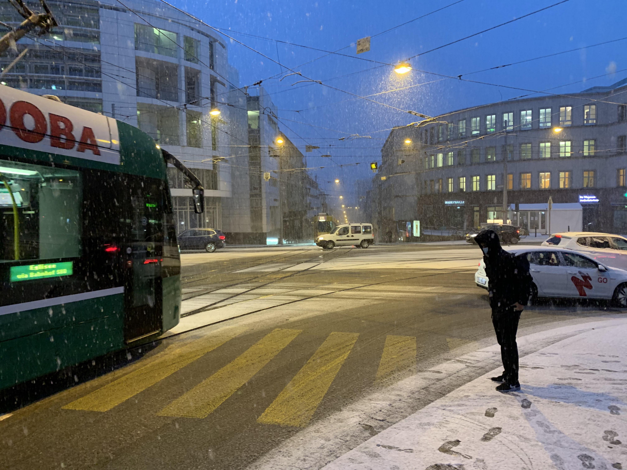 Schnee in Basel sorgt für Winterstimmung und Pendlerfrust - Prime News