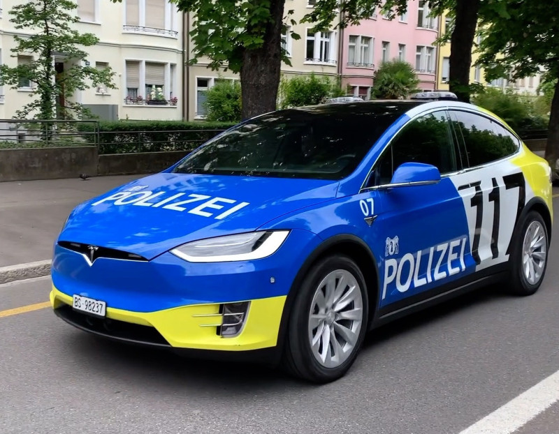 Schwerwiegende Pannen bei Basler Polizei-Tesla - Prime News