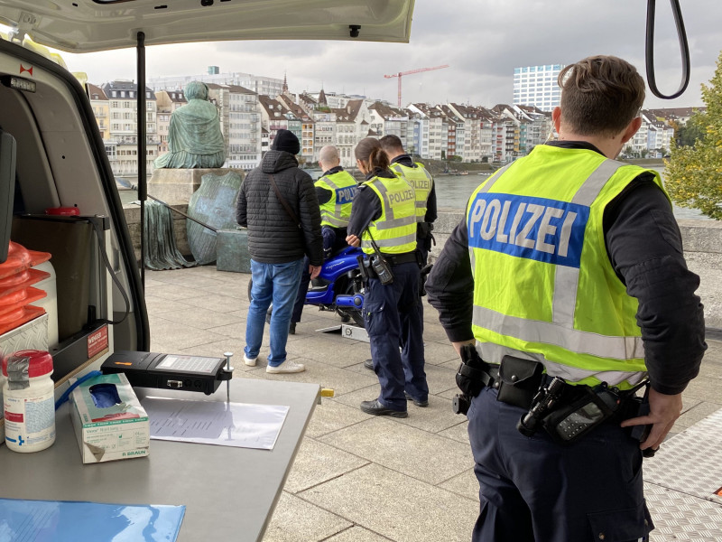 Basler fallen bei Verkehrs-Regeln durch: Polizei verteilt 124 Bussen ...