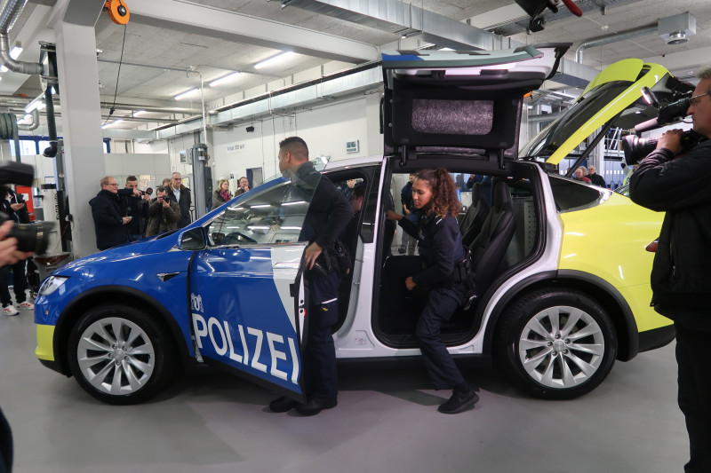 Basler Kantonspolizei präsentiert ersten Tesla - Prime News